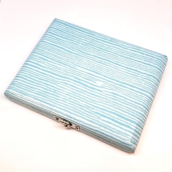 【※カラーをお選びいただけます※】VIVACEよりリードケースが新登場！外装表面の素材には日本製の「うるし紙」を使用しております。(うるしのかぶれ等はございませんのでご安心ください。)【楽器】 B♭クラリネット、アルトサックス兼用【仕様】 ...