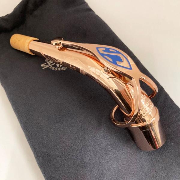 SELMERアルトサックス用ネック『SA80II Jubilee PGP(ピンクゴールドメッキ/彫刻入り)』です。※メッキの色味は撮影環境やモニターにより実物と異なって見える場合がございます。※装着時オクターブバランスの調整等が必要な場合が...