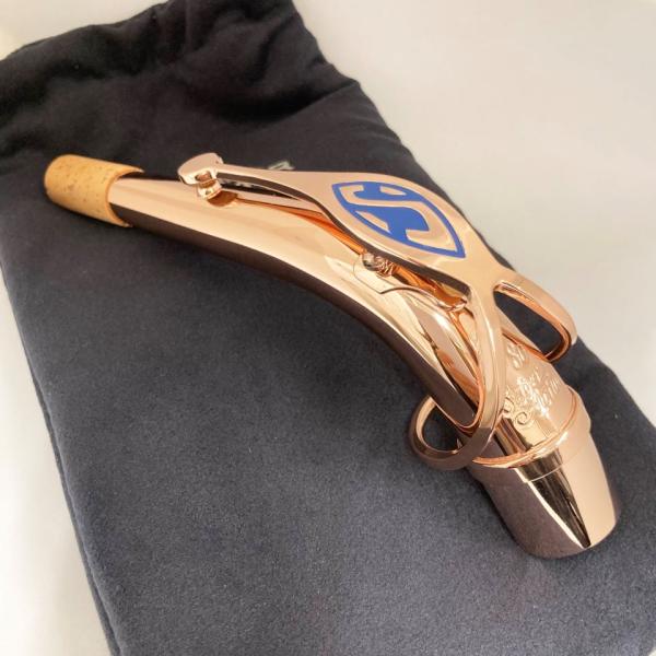 SELMERアルトサックス用ネック『SA80II Jubilee PGP(ピンクゴールドメッキ/彫刻なし)』です。※メッキの色味は撮影環境やモニターにより実物と異なって見える場合がございます。※装着時オクターブバランスの調整等が必要な場合が...