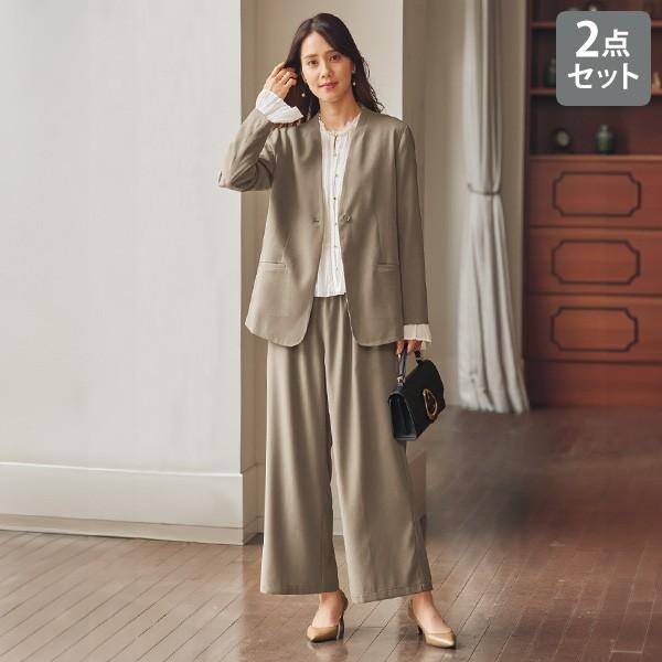 スマートとエレガンスが融合したジャケット＆パンツスタイルなめらかな綾織生地で仕立てたセットアップ。ジャケットは首元に沿うラインがきれいなノーカラーで、ワイドパンツもドレープ感が美しく映えます。□2点セット□ウエストゴム入[M]ジャケット/バ...