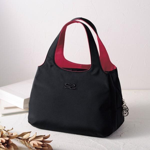 カジュアルブランド『サボイ』幅広い年齢の方に人気のバッグ人気の裏地がレッドのシリーズにお客様のリクエストに多かった大きめのハンドバッグが登場。【SAVOY】サボイカジュアルブランド「サボイ」は幅広い年齢の方に人気のバッグ。様々なテイストとカ...