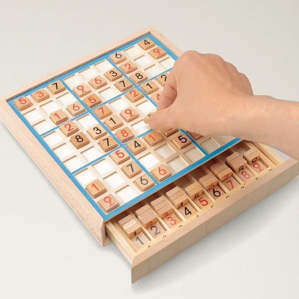 ナンプレで脳活！ ナンプレがボードゲームになって登場！木の温もりを感じながら指先の運動。頭と手を使った脳活！コマがしまえる引き出し付き！何度でも楽しめる！プレゼントにも最適！100問の問題付●ボケ防止●集中力UP（約）／ボード：22.5×2...