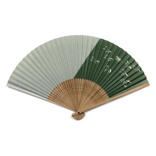 縁起を担ぐ楽しい言葉遊びをデザインした招福「コトバアソビ」の扇子です。うまくいくは九頭の馬が九つの運「金運、勝負運、出世運、家庭運、恋愛運、健康運、商売繁盛、豊漁豊作、受験合格」を運ぶ縁起良い柄です。※扇子立ては含まれません。●サイズ／本体...