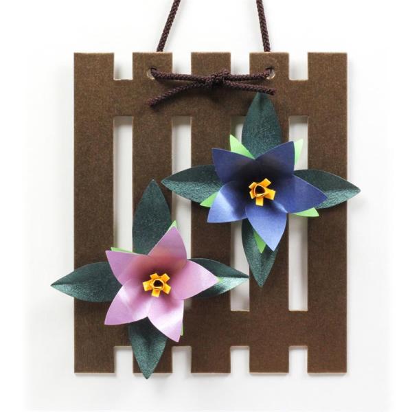 桔梗（ききょう）パーツは型抜き済なのでハサミを使わずに簡単に切り離すことができます。パーツを『くるくると巻く』『ボンドで貼る』『折る』など工作を楽しむ工夫をしています。切り絵を貼り付ける格子型の台紙が、より立体感を感じ、とても華やかです。作...