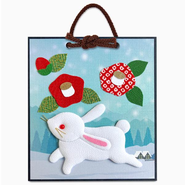 ちりめんを使ってふっくらとした「椿とうさぎ」の押し絵が作れるキットです。ウレタン付き型紙は型抜き済みなので切り離すだけで簡単に作ることができます。季節のお花や情景と動物たちに、ほっこり癒される押し絵かべ飾りです。場所を選ばず気軽に飾れ、ちょ...