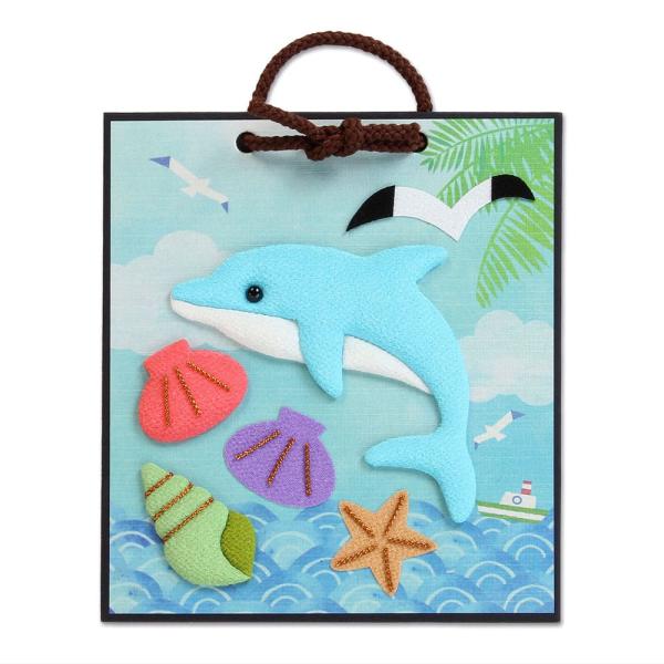 ちりめんを使ってふっくらとした「夏の海とイルカ」の押し絵が作れるキットです。ウレタン付き型紙は型抜き済みなので切り離すだけで簡単に作ることができます。季節のお花や情景と動物たちに、ほっこり癒される押し絵かべ飾りです。場所を選ばず気軽に飾れ、...