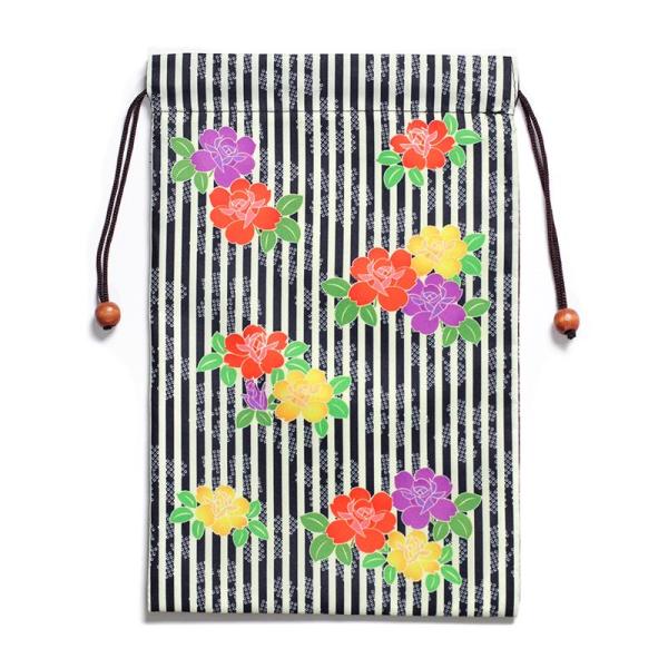 着物モチーフの表紙がかわいい縦縞にバラの柄御朱印帳と同じ柄のおしゃれな巾着袋。特大サイズの御朱印帳を２冊収納できる袋。●サイズ／275×180ｍｍ●仕様／ポリエステル（生地・ひも）　　　　 木（ウッドビーズ）●個装：OPP袋入り