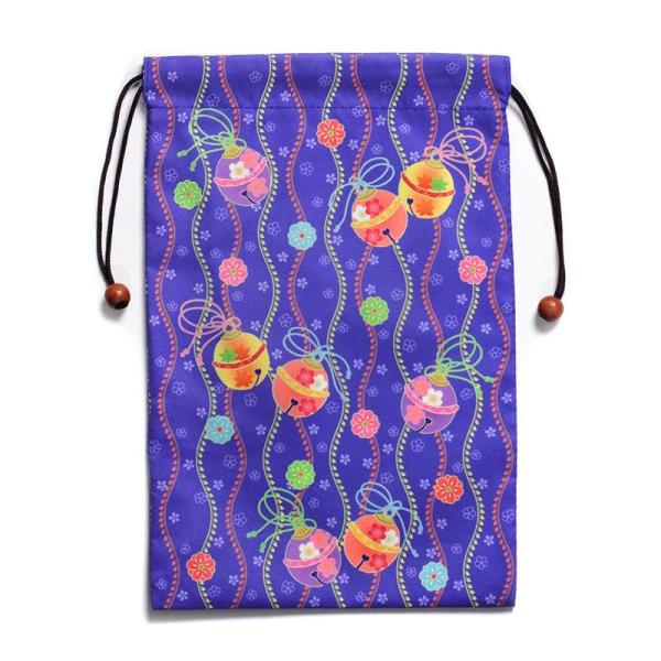 着物モチーフの表紙がかわいい立涌に鈴柄御朱印帳と同じ柄のおしゃれな巾着袋。特大サイズの御朱印帳を２冊収納できる袋。●サイズ／275×180ｍｍ●仕様／ポリエステル（生地・ひも）　　　　 木（ウッドビーズ）●個装：OPP袋入り