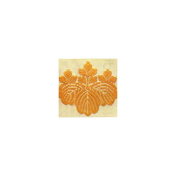 まつい繍 -布地の緯糸に添って、刺繍糸を一針で渡して繍う技法。 紋の数：背に1つ