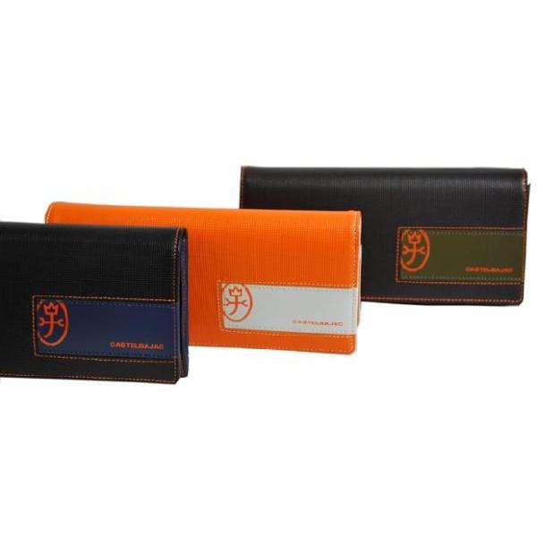 ★ユニセックスで使えます。ギフトにオススメ！■素材：牛革■カラー：クロ・チョコ・オレンジ■サイズ：19ｘ9ｘ2.5cm■重さ：160g■カード充実の二つ折り財布。・カード部分はホックで留められます。■仕様：カードスリット12・差込ポケット3...