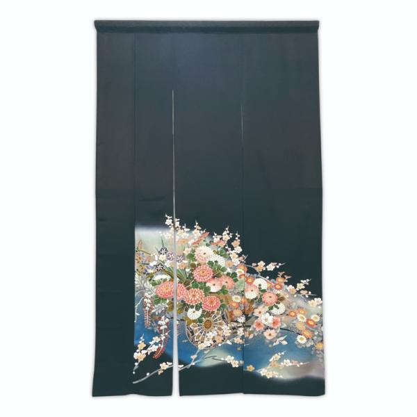 美しい黒留袖の生地をリメイクした、手縫いの暖簾(のれん)です。伝統的な着物のデザインを生かしつつ、現代的なインテリアにもぴったりマッチし、空間に優雅さを加えます。お部屋の仕切りやインテリアにいかがでしょうか。【素材】絹 100％【サイズ】横...