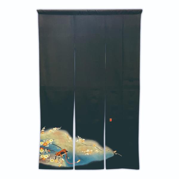 美しい黒留袖の生地をリメイクした、手縫いの暖簾(のれん)です。伝統的な着物のデザインを生かしつつ、現代的なインテリアにもぴったりマッチし、空間に優雅さを加えます。お部屋の仕切りやインテリアにいかがでしょうか。【素材】絹 100％【サイズ】横...