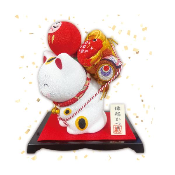 ちりめんの手作ならではの温みが感じられる猫の置物です。だるまや鯛、打ち出の小槌など縁起物をたくさん背負った可愛い猫の置物です。台・木札付き。箱入り。　　　　　　　　　　　　　　　　　　　　　　　　　　　　　　　　　　　　　　　　　　　　　　...