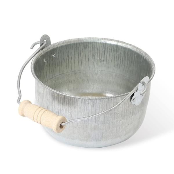 丸いフォルムが特徴的な豆バケツ。持ち手の所が木なので持ちやすく、冬でも持った時に冷たくありません。様々なシーンで活躍してくれます。常温保存の野菜や果物を入れたり、お掃除道具をまとめたり。プランターとしてもお使い頂けます。サイズ：Φ18cm×...