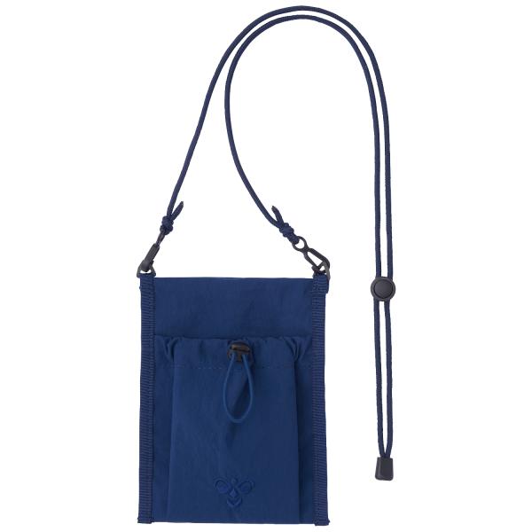 スマートフォンやペットボトル等、ちょっとした小物の持ち運びに便利なネックポーチ。【メーカー】ヒュンメル【商品名】hummel PLAY NECK POUCH【品番】HLB4048【カラー】(70)ネイビー【素材】合成繊維