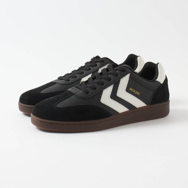 VM78 CPHは、1978年にデンマークコペンハーゲンで開催されたハンドボールの世界大会に向け開発されたハンドボールシューズでした。このクラシックなスタイルに、柔軟で耐久性に優れたマイクロファイバーレザーを採用し、落ち着いたモノトーンに仕...