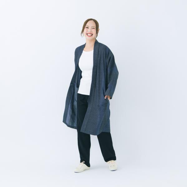 人気のhaori miyakodori シリーズ。ロング丈に、ネイビーが新しくできました。軽快にオシャレを楽しむ方におすすめの羽織。日本製。▼サイズ［ロング丈］身丈 99.5cm裄（ゆき）丈　78cm袖丈 25.5cm胸囲 128cm袖口幅...