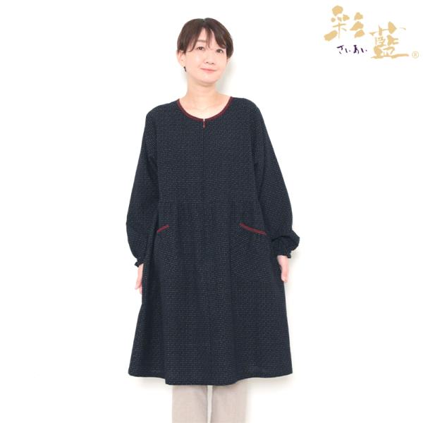 杢糸で織り上げた、やわらかな風合いの和木綿の「薄小絣調（うすこがすりちょう）」を使用した上品なスモックエプロンができました。母の日や敬老の日の贈りものギフトにも◎　日本製■カラー：薄小絣調 黒■サイズ：フリーサイズ（M〜Lサイズ）着丈：97...