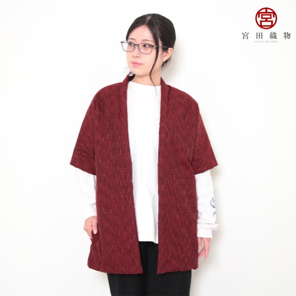 今までの半袖型やっこの型を見直し、より快適に作業ができ、カーディガンのような感覚で着れる五分袖はんてん。通販サイトおよび一部店舗のみの限定販売。お見逃しなく。■カラー：エンジ■サイズ：五分袖はんてん フィット型身丈74.5cm　裄丈47.5...