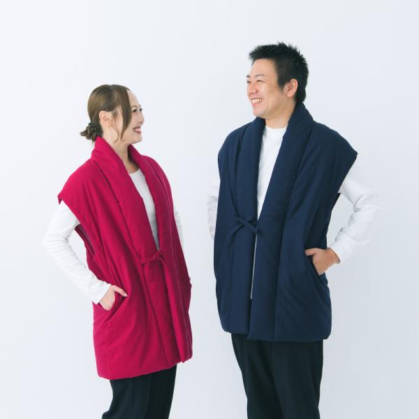 羽鳥慎一モーニングショー継ぐ女神にて宇賀アナウンサーがご着用されていた山並みロングポンチョ。在庫限りの販売でございます。わた入れはんてんの老舗がつくる袖なしのわた入れはんてん。無地のわた入れは、ベスト感覚でおしゃれに着用できます。日本製■カ...