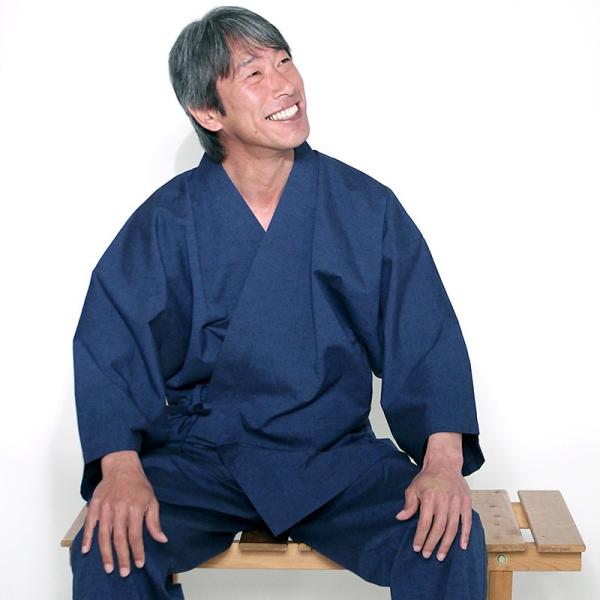 宮田織物の男性用作務衣の中で、一番人気の紬織り作務衣が新しくなりました。パンツのポケット数も増え、利便性を考えた仕様にリニューアル。プレゼントにも好評。日本製。■着用シーズン：一年中※作務衣の中に、ご着用頂くインナーを調節して一年を通してご...