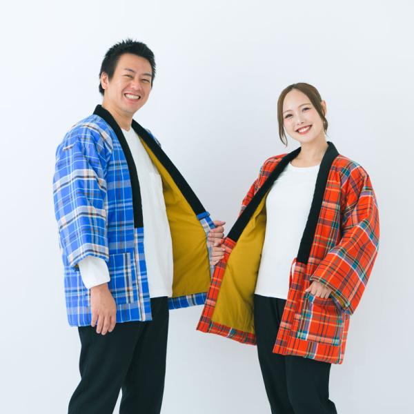 昭和の生地デザインを参考に、昔懐かしいわた入れはんてんを作りました。当時は化繊が多く使用されていましたが、現在主流の綿100％素材で生産。昔懐かしさを感じることができるはんてんです。黒別珍衿仕立て。日本製。■カラー：赤・ブルー・イエロー■サ...