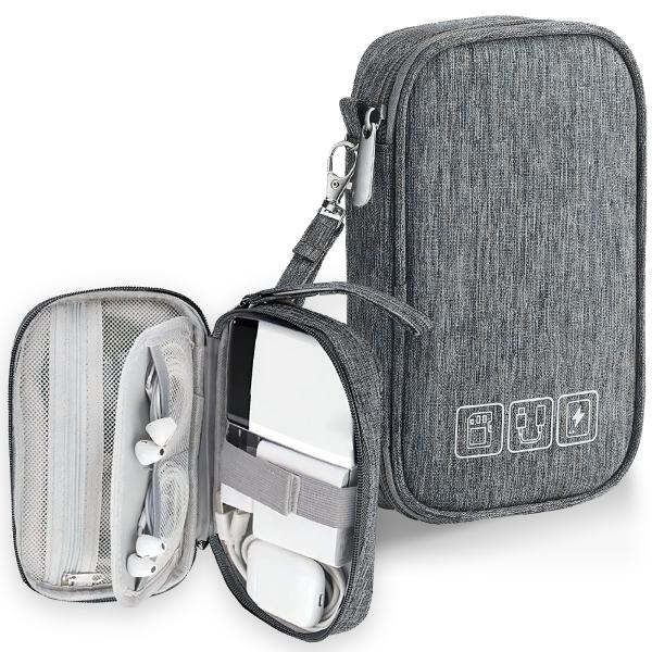 各長さ12.5×19×3.5cm、重さ約100gの軽量・コンパクトな防水のガジェットポーチです。厚みは通常に物を入れた場合はもう少し膨らみます。お届け時は圧縮しているので約2.5cm です。何も入っていないと厚みはそれほどないので、かばんに...