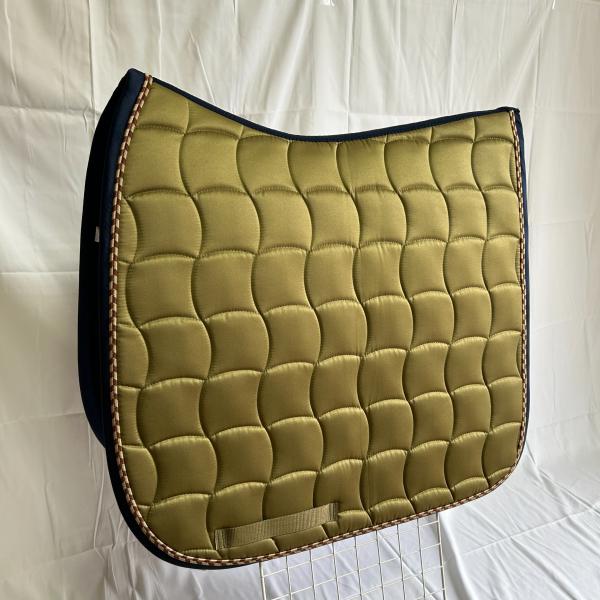 【発売日：2025年03月25日】馬場用サドルパッドたくさん入荷致しました。在庫限りの商品です！MIYOA　馬場鞍用サドルパッドカラー：うぐいす色（縁はネイビーです）サイズ：フル　約56×66cm（中心部で計測）馬体への馴染みやすさとクッシ...