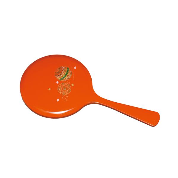 上品な紀州塗りの和柄がおしゃれな手鏡です。紀州塗り（紀州漆器）は室町時代の始まりであると伝えられています。その塗物技法は優れた漆工たちに引き継がれて、昭和53年に通産省より伝統的工芸品の指定を受けております。美しく、丈夫で使いやすい『ぬりも...