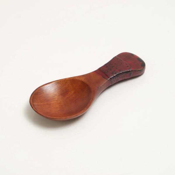 手に持てば指先にやさしく、口に運べば口当たりやわらかく。  自然のぬくもりを感じさせる木のカトラリーは、長く使うほどに手になじみ、つややかな風合いが加わります。  食卓の和洋を問わない、シンプルなデザイン、ナチュラル仕上げ。  くちびるに熱...