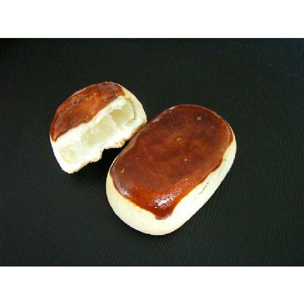 ■くり饅頭とは？饅頭の餡の原料に栗を使用するもののことを言うこともあれば、饅頭の表面に卵黄を塗り焼くことによって、栗のような色・照り・形をした饅頭のことを言うこともある。多くは白餡が使われ、白餡にゆでた栗をつぶした餡をまぜたもの、あるいはゆ...