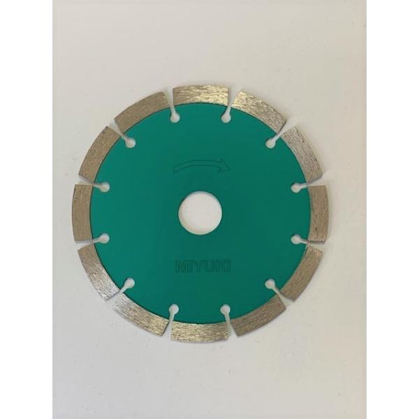 ★ハンドカッター用のダイヤモンドブレード150ミリ★外径約150ミリ、チップ高さ約10ミリ（ロングライフタイプ）、チップ厚み約2.4ミリ、★取り付け穴径25.4ミリ★鉄筋コンクリート、アスファルト、レンガ等の切断★乾式、湿式どちらでもお使い...