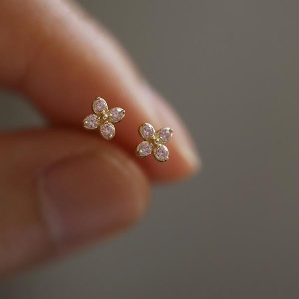 配送サイズ【3】★新作★キラキラの四つ葉が華やかで目を引くジルコニアピアス。存在感のある程よいサイズ感です。※0099の四つ葉ピアスより一回りほど大き目サイズでございます。さりげなく耳元でキラキラ輝き大人かわいいアクセサリーがお好みの方にピ...