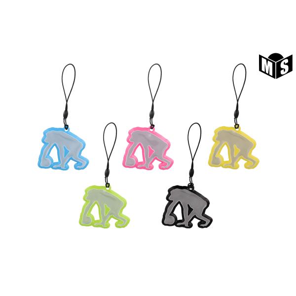 【ブランド】EGOZARU（エゴザル）【カラー】ブラックピンクイエローブルーライトグリーン【サイズ】本体56mm x 49mm(コード除く)【素材】ポリ塩化ビニル【商品説明】光を反射する再帰反射素材を使用したリフレクターキーホルダー。両面が...