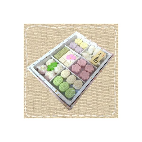 希望小売価格:1600円（税別）和紙でつくった千代箱に、いろいろな花を模った和三盆糖干菓子の詰め合わせです。やさしいパステルカラーと、和三盆という高級砂糖でかたどられた細かな細工菓子が、京都らし一品です。高級砂糖「和三盆糖」を100％使って...