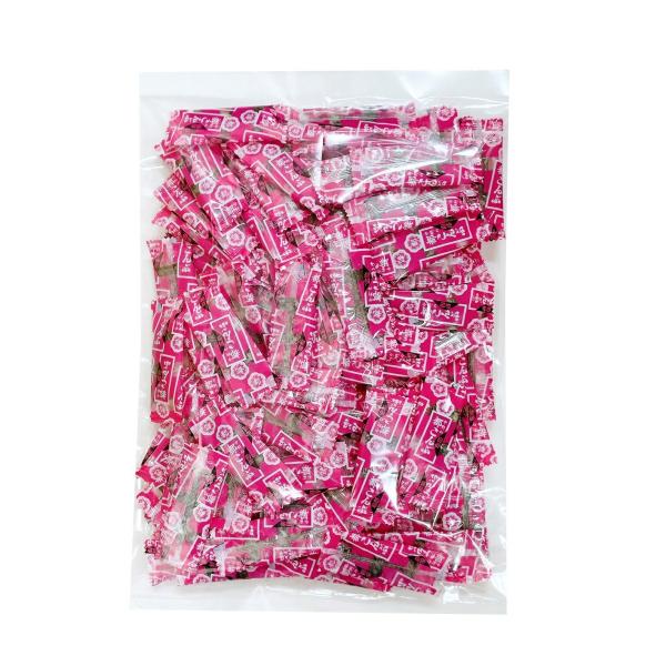 〇大量100個入り！『都こんぶ』を梅酢につけたほんのり梅風味です。持ち運びにも便利で、食べやすく個包装ピローパックにしました。『都こんぶ』は国内産昆布を使用し、“魔法の白い粉” をまぶした旨スッパい酢こんぶです。発売から80数年を経った今で...