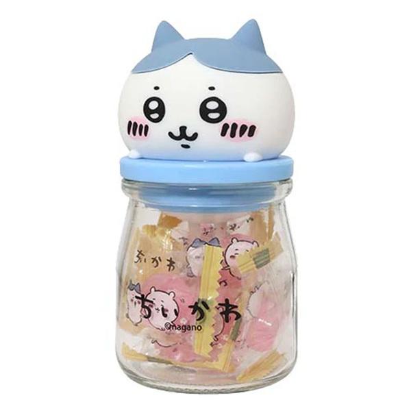 蓋からひょこっと顔を出した、ちいかわのキャンディボトルが登場。イチゴ味のキャンディ入り。キャンディを食べ終わったあとは、小物を入れたりインテリアとして飾ったりして楽しむことができます。ギフトにもオススメです。商品サイズ：約H128×W65×...