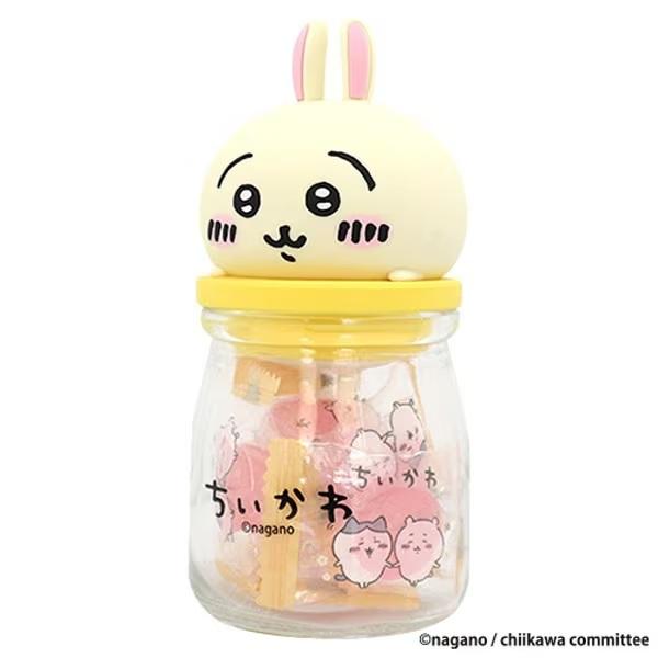 蓋からひょこっと顔を出した、ちいかわのキャンディボトルが登場。イチゴ味のキャンディ入り。キャンディを食べ終わったあとは、小物を入れたりインテリアとして飾ったりして楽しむことができます。ギフトにもオススメです。商品サイズ：約H128×W65×...