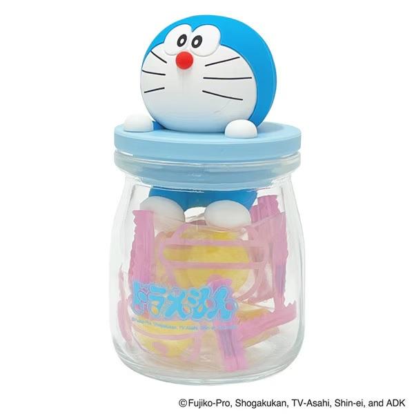 蓋からひょこっと顔を出した、ドラえもんのキャンディボトルが登場。パイン味のキャンディ入り。キャンディを食べ終わったあとは、小物を入れたりインテリアとして飾ったりして楽しむことができます。ギフトにもオススメです。商品サイズ：約H140×W68...