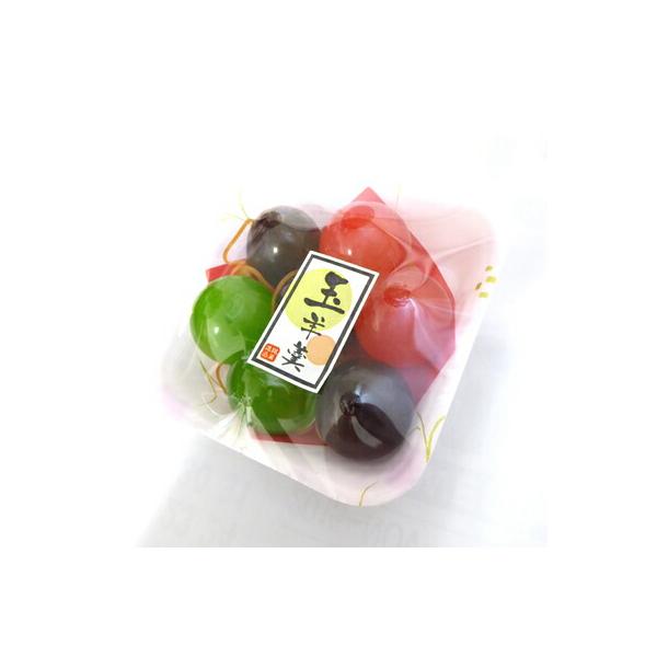 風船（薄いゴム）に入った丸い「玉ようかん」。丸くて見た目も愛らしく、とても楽しいようかんです。爪楊枝で刺したりして表面のゴム皮に傷をつけると、つるりと皮がむけて中身の羊羹が食べられる。お召し上がりの時には爪楊枝などで表面のゴムを突き割って頂...