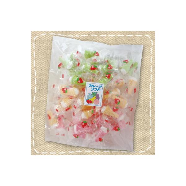 ミニチュアのアイスクリームみたいな砂糖のお菓子。麩で作ったコーンの上に真っ白い砂糖菓子が乗っていて、まるでアイスみたいな商品です。とんがり帽子の駄菓子です。とってもカラフル、ちっちゃくてとってもかわいい。個包装なので個人でお好きに召し上がっ...
