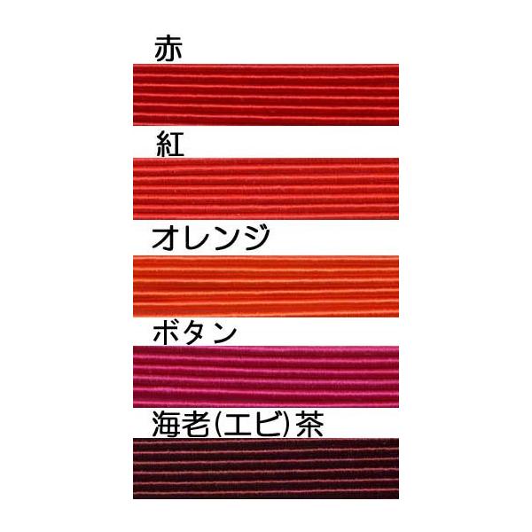 絹水引は、ベースの水引に人造絹糸(レーヨン等)を巻いた水引です。つや消しタイプで細工しやすく、細かな結び・細工に適しています。