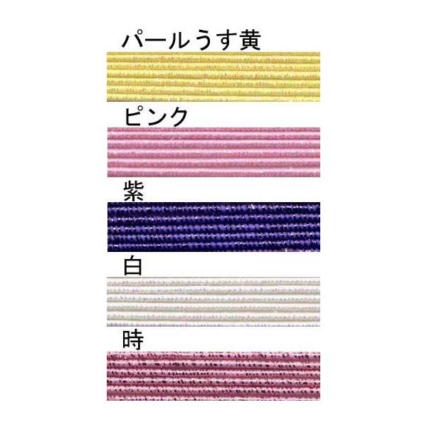 羽衣水引は、色水引の上にラメが光る金色や銀色の細いフィルムを渦巻き状に直接巻いた上品な感じの水引です。細かな結び・細工に適しています。