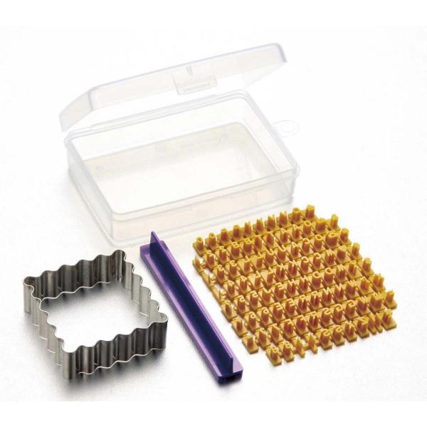 抜型：56×54×H19mm材質：スタンプ 台 、文字パーツ/ABS樹脂抜型/18-8ステンレス●文字を組み合わせてクッキー生地に押すだけ。●アルファベット（A〜Z）55個●数字（0〜9）18個●記号（@%$&amp;?.=+）20個