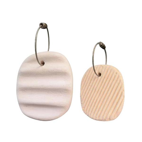 サイズ：80×65×H15mm重量：70g材質：珪藻土（SIO2）78％カオリン粘土22%●手に付いた嫌な臭いをとる石鹸です。●ギザ面で臭い、汚れを掻きだします。