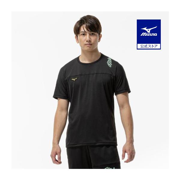 汗による不快感を軽減するDRY AEROFLOW採用の半袖Tシャツ。肩のミズノプロロゴがデザインアクセント。