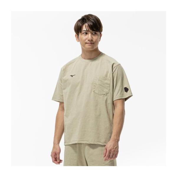 コットンライクで柔らかな着心地。ボールモチーフの赤ステッチ、ベース型ポケットが特徴のビッグシルエットTシャツ。