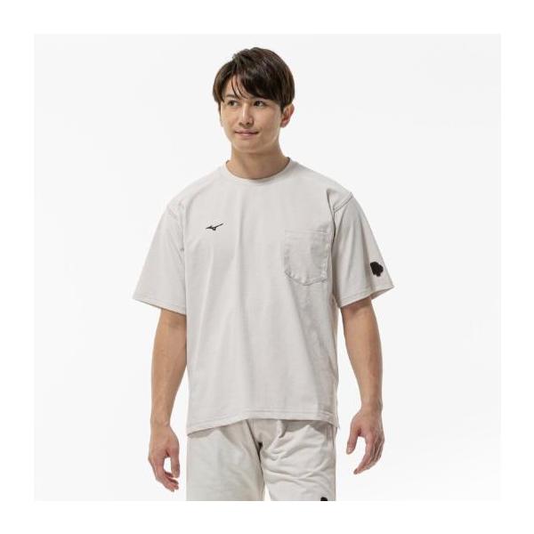 コットンライクで柔らかな着心地。ボールモチーフの赤ステッチ、ベース型ポケットが特徴のビッグシルエットTシャツ。