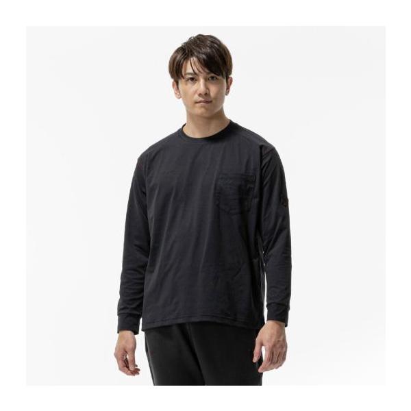 コットンライクで柔らかな着心地。ボールモチーフの赤ステッチ、ベース型ポケットが特徴のビッグシルエットロングTシャツ。