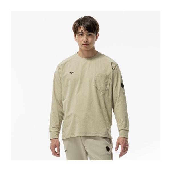 コットンライクで柔らかな着心地。ボールモチーフの赤ステッチ、ベース型ポケットが特徴のビッグシルエットロングTシャツ。